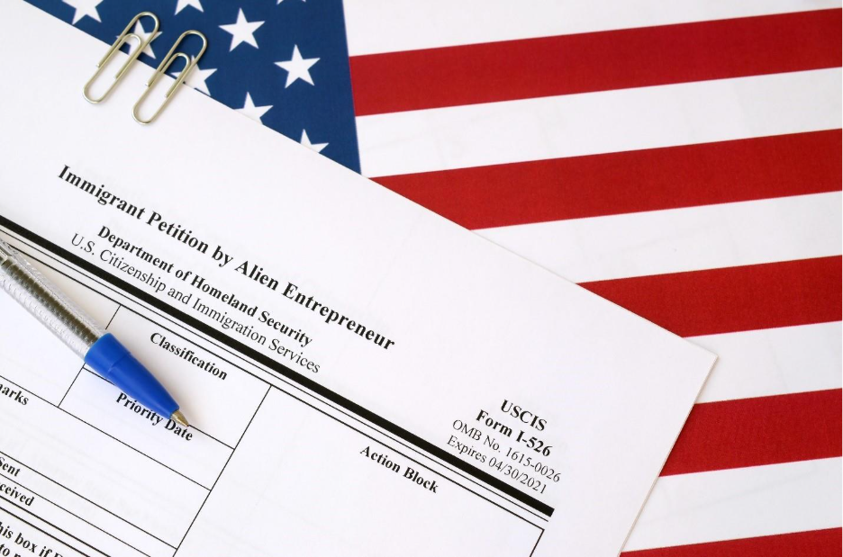 La diferencia entre los formularios I-526 e I-526E para la vista EB-5